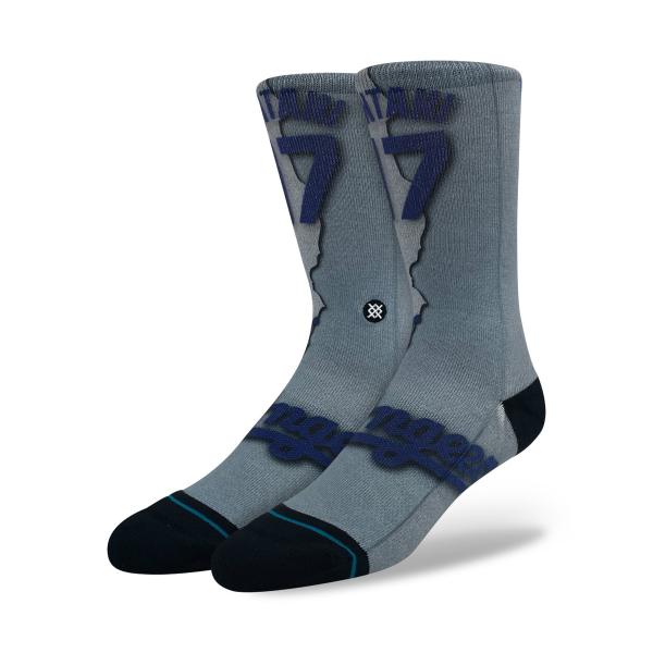 【STANCE】スタンスのソックス。ロサンゼルス・ドジャースの「大谷翔平」をモデルにしたデザインです。つま先やかかとの配色切り替えがワンポイントに。スポーツはもちろん、アクティブシーンに大活躍してくれるアイテムです。≪商品詳細≫■素材■ ポ...