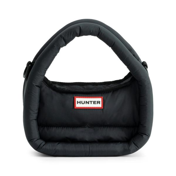 【思わず抱えたくなるクッションのように柔らかい風合いのバッグ。】●フレームドパファーミニホーボーは、半月型のデイリーユースに最適な新しいシルエットのバックです。●リサイクルポリエステルを使用した、クッションのように柔らかい風合いが特徴です。...