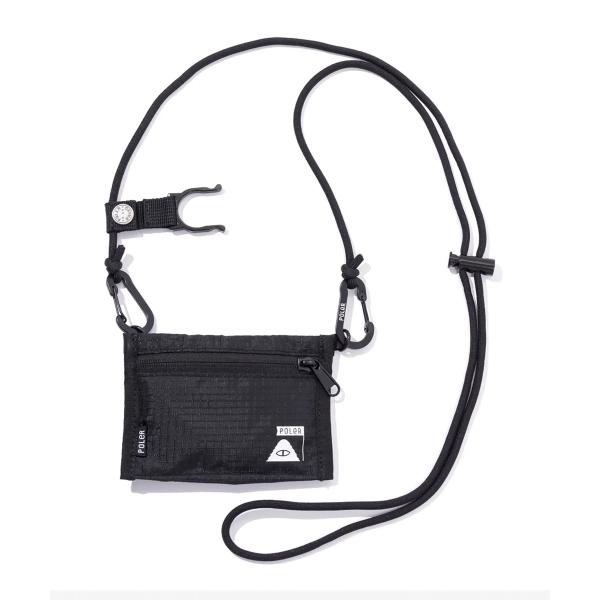 一見すると小銭入れだが、ドリンクの缶やボトルを入れて持ち運ぶことができるユニークなポーチ。長めのボトルも専用のストッパーがあるので安心して使えます。フェスなどのドリンクが手放せないシーンにピッタリ。≪商品詳細≫■素材■【本体】ポリエステル：...