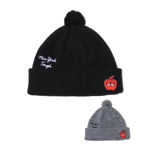 【ニューヨークの愛称でもある”The Big Apple”をデザインにしたニットキャップです】●シンプルなデザインでどんなスタイルにも合わせられる汎用性が高いアイテム。●後ろにブランドロゴのミニタグ付き。●小さめのポンポンがアクセント。●リ...