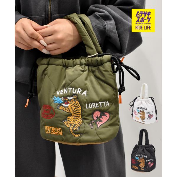 【簡易ショルダー付の、キルティング素材を使用した巾着トートBAG】●ワッペン刺繍が目を引くアイテム。●素早く開閉できる巾着タイプで、収納内部にポケットが付く。●ウォレットやキーケースなど手荷物の持ち運びに便利なサイズ感です。●フェスや旅行、...