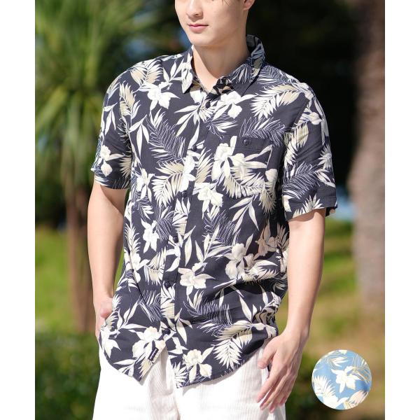 【夏コーデにピッタリの爽やかなアロハシャツ】●しなやかで上品なレーヨン生地を使用したプリント半袖シャツ。●風通しがよく暑い夏の季節には欠かせない一枚。●クラシカルなボタニカル柄がカジュアルシックな雰囲気を演出します。●ボタン付きのチェストポ...
