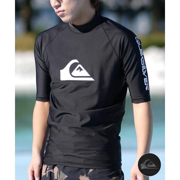 【リサイクルポリエステルを使用した、縦横に強い伸縮性を持つトリコット素材のハイネック型半袖ラッシュガード。】●最高値UPF50+で紫外線から肌を守り、高い速乾性を併せ持ちます。●フロントとバック左脇部分に山波ロゴ、左袖にワードロゴをプリント...