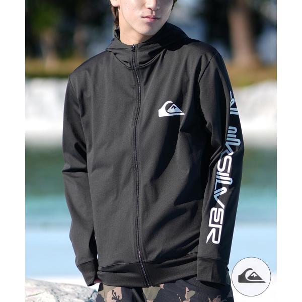 【グライドウェーブ生地を使用したハイネック型ジップフーディのラッシュガード。】●ポリエステルの捲縮糸によって、高いストレッチ性を保ちながら劣化に強くハリがあるのが特徴。●左胸とバック左脇部分に山波ロゴ、左袖にワードロゴをプリント。●シルエッ...