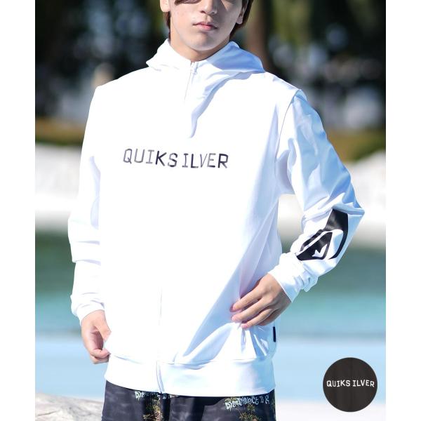 【グライドウェーブ生地を使用したハイネック型ジップフーディのラッシュガード。】●ポリエステルの捲縮糸によって、高いストレッチ性を保ちながら劣化に強くハリがあるのが特徴。●フロントとバック左脇部分にQUIKSILVERロゴ、左袖に山波ロゴをア...