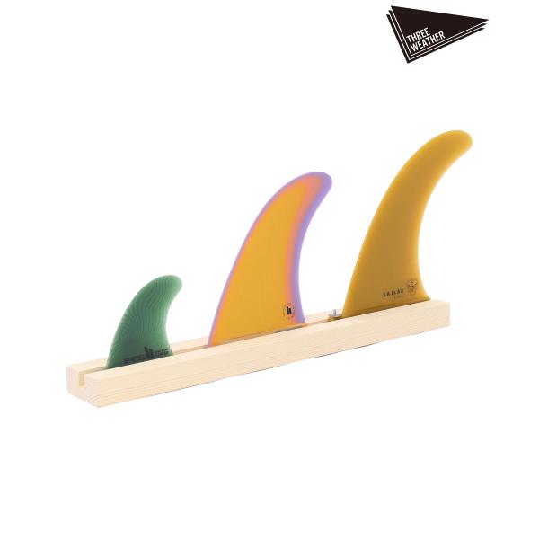 【Three Weather】フィンスタンド横向きメイドイン北海道。フィンのディスプレーや保管に便利なスタンド。ムラサキスポーツの各店舗で取り扱いしており、待望の商品化。天然木で高級感があります。大きめの10インチのフィンでも安定して収納可...