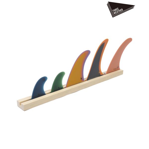 【Three Weather】フィンスタンド横向きメイドイン北海道。フィンのディスプレーや保管に便利なスタンド。ムラサキスポーツの各店舗で取り扱いしており、待望の商品化。天然木で高級感があります。大きめの10インチのフィンでも安定して収納可...