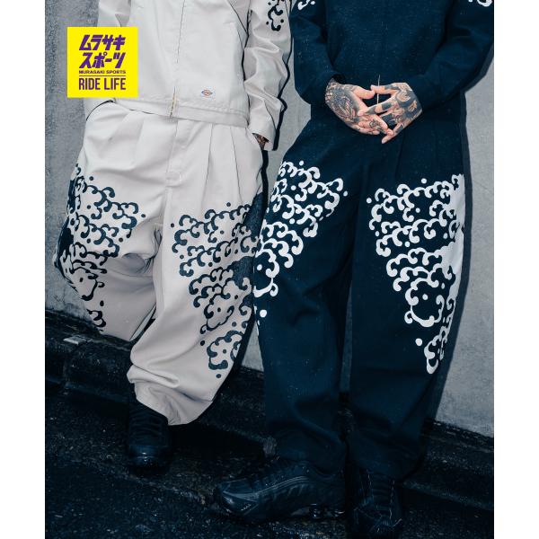 【DICKIESとINSCRIBE TATTOOのコラボモデル】今回のコラボの為に生まれたタックバギーシルエット。日本の波をモチーフに、水墨画のタッチで表現したグラフィック。和の雰囲気を感じさせながらも、ストリートスタイルに自然と馴染むデザ...