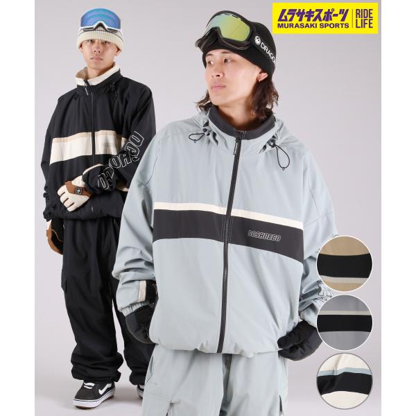 【DC】ディーシーのスノーボードウェア、ジャケット袖と胸のロゴと、クラシックなカラーブロックが人気のライトジャケット。内部はさらっとした着心地のメッシュライナー付きで、機能をそぎ落としながらも10,000mm防水・防風性を備えます。また、ポ...