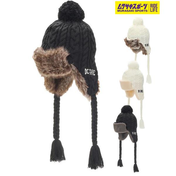 【DC】ディーシーのビーニーです。温もりを感じさせるケーブル編みニットのフライトビーニー。内側はフェイクファー、またはボア仕様となっており、抜群の保温性を誇ります。両サイドのひもやトップのポンポンが、大人カジュアルな着こなしに遊び心をプラス...