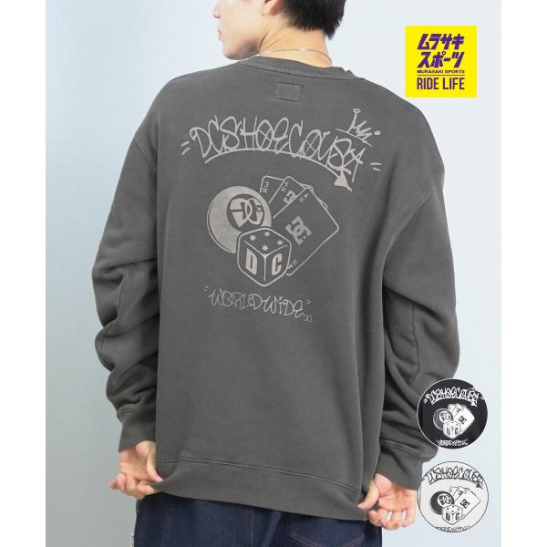 【大人のストリートスタイルにアクセントをプラスするユニークなトレーナー。】→こちらの商品はムラサキスポーツ限定商品です。●暖かく柔らかな裏起毛のフリース生地を使用したクルーネックスウェット。●バックを彩るエイトボールやダイス、トランプ、タギ...