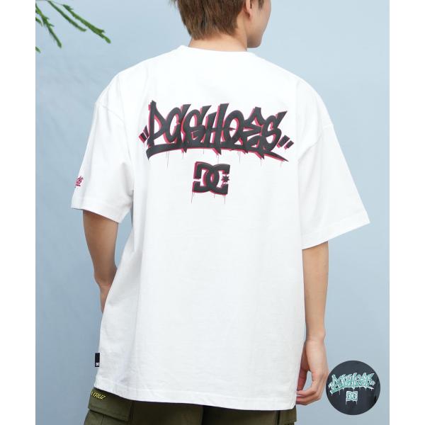 【ストリート感あふれるグラフィティをあしらった半袖Tee】●背面のロゴには膨らみのある発泡プリントを採用し、バックスタイルをより印象的に仕上げました。●胸元と左袖にはロゴ刺繍をレイアウト。●ドロップショルダーとオーバーサイズシルエットがトレ...