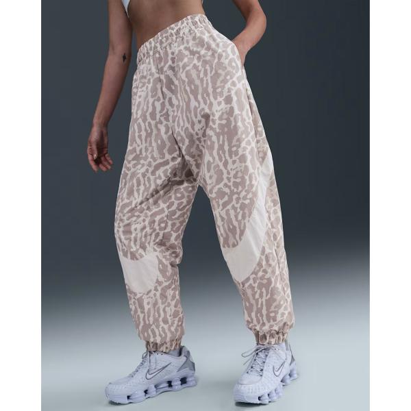 【アニマル柄でトレンド感のあるトラックパンツ】●滑らかなナイロン素材とオーバーサイズのフィット感で、大胆でスポーティな印象を与えるミッドライズのジョガーパンツ。●伸縮性のあるウエストバンドとドローコードで、最適なフィット感に調節可能です。●...
