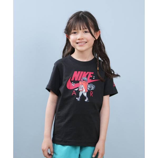 ●フロントのブランドロゴとイラストがスタイリングのアクセントになるTシャツ。●すとんとしたボックスシルエットになっており、リラックスした着心地を演出します。●丸みのあるクルーネックがポイント。●デイリーユースやスポーツシーンにも活躍するアイ...