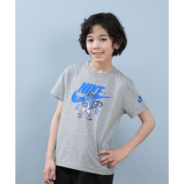 ●フロントのブランドロゴとイラストがスタイリングのアクセントになるTシャツ。●すとんとしたボックスシルエットになっており、リラックスした着心地を演出します。●丸みのあるクルーネックがポイント。●デイリーユースやスポーツシーンにも活躍するアイ...