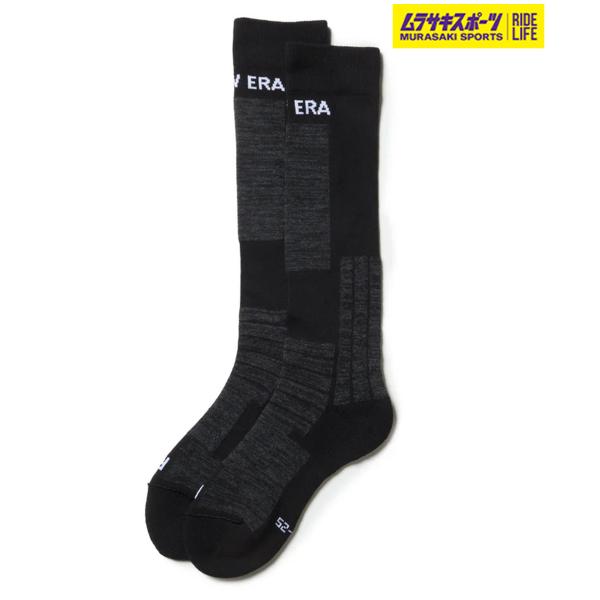 【NEW ERA】ニューエラのソックスです。スノーボードブーツ・スキーブーツに最適なハイソックス丈のNEW ERAソックス。暖かさをキープするためのフルパイル構造やつま先・足首のパイル追加によるクッション性向上など、疲労軽減にこだわった設計...