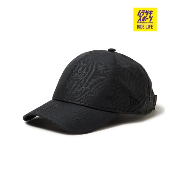 【防水性・防風性・透湿性に優れた高機能素材GORE-TEX PACLITEを採用。】●Topographic surface (地表地形)を全面にプリントしたシリーズ。●スウェットバンドには抗菌効果のあるMICROERAを採用。●トップボタ...