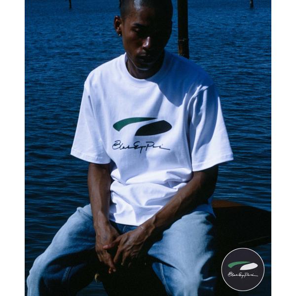 【PUMA × BlackEyePatchのコラボレーションから、ストリート感溢れる半袖ロゴTシャツが登場】●フロントには、PUMA スケートボーディングロゴとBEP Autographロゴを掛け合わせたグラフィックを大胆にプリント。●裾に...