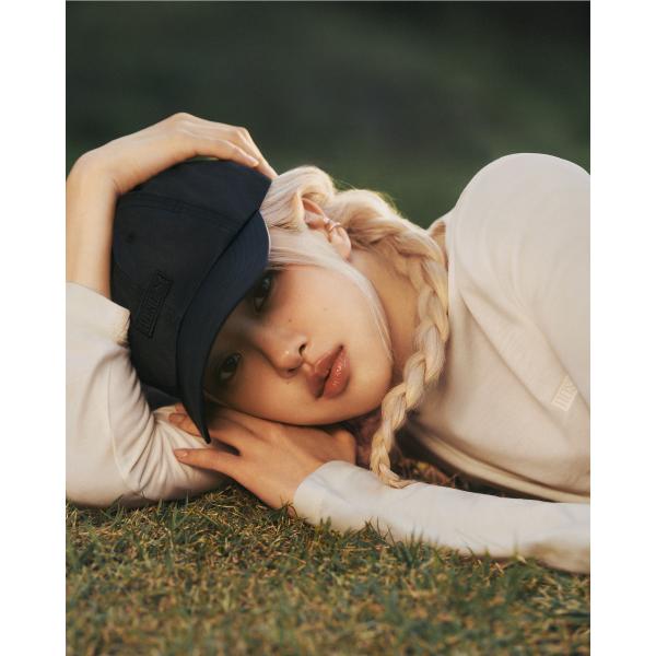 【PUMAと韓国のポップスターROSEによる初のコラボレーションカプセルコレクションが登場。】●ROSEの独自のスタイルを基盤に、クラシックなストリートウェアと洗練されたカントリークラブの美学、そしてパーソナライズされた要素を融合させた、個...