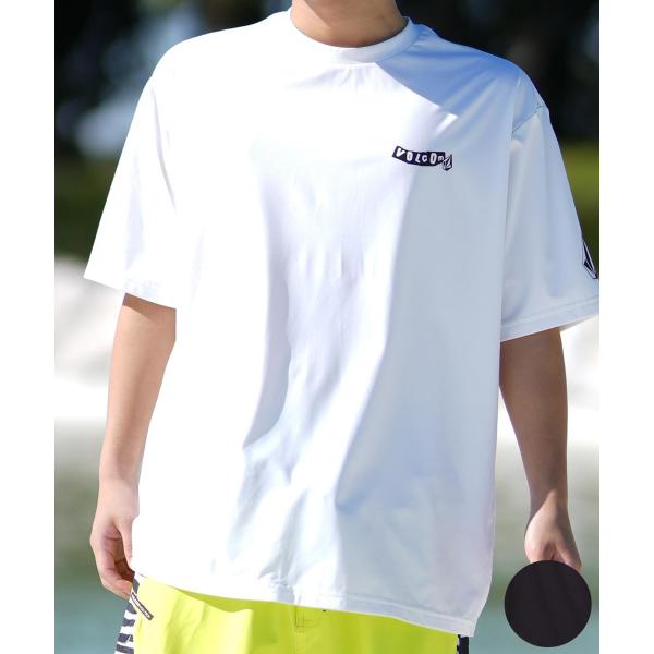 【飽きのこないシンプルなデザインの半袖ラッシュガード】●92%ポリエステル / 8%エラスタン素材を使用したルーズフィットのスラッシュガード。●50+UV保護機能を備え、快適さと保護を提供。◆おすすめコーディネートタウンや海、スポーツ時など...