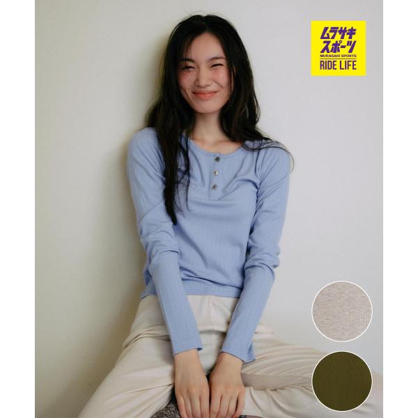 【シルキータッチな着心地の良いリブヘンリーネックロングTシャツ！ベーシックデザインで着回し力抜群】●シンプルながらフロントの黒蝶貝ボタンが着こなしのアクセントのリブヘンリーネックTシャツ。●デコルテラインをきれいに見せる広めのネックデザイン...