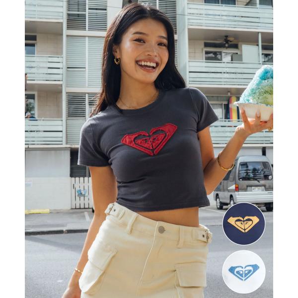 【旬なコンパクトシルエット○スタイリングに映えるミニTシャツ】●伸び感のあるストレッチ素材で仕上げた、クロップド丈のチビT。●フロントに大きくデニムのロゴパッチをあしらったデザインが特徴です。●襟、袖、裾にはダメージ加工を施しています。●大...