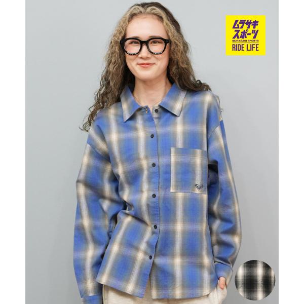 【一枚としても羽織としても着用できる万能アイテム】●たっぷりしたシルエットのオンブレーチェックシャツ。●ドロップショルダーで身幅が広くヒップラインもカバーできる一枚です。●裾がカットオフの仕様で、胸元には同色のROXYハートを刺繍しました。...