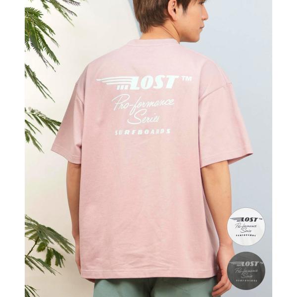 【サマーシーンにシンプルに着こなしたいプリント半袖Tシャツ】→こちらの商品はムラサキスポーツ限定商品です。●1枚で着やすいレギュラーシルエットのコットンTee●ヴィンテージ感があるプリントをデザイン●バックプリントにはLOSTのロゴをモチー...