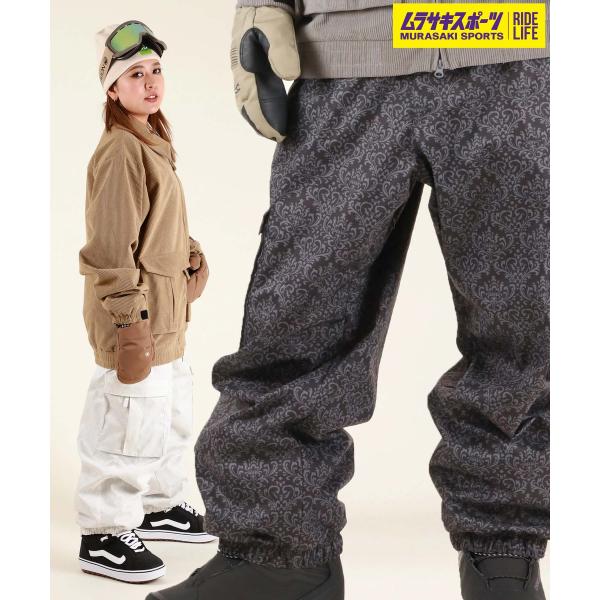 【VESP】べスプのスノーボードウェア、パンツ今期新登場のスーパーワイドジョガーパンツ。更に今期注目のダマスク柄プリントを施した今期の注目パンツ。さりげない同系色柄パンツはくせも無く色々なウェアとの相性も抜群です。