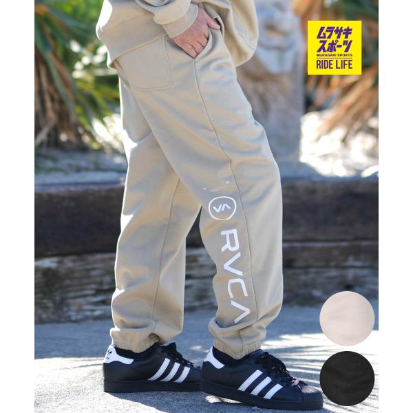 【軽やかでストレッチ性のある着心地が魅力】●秋口から春先までロングシーズン活躍します。●右足元に大きくブランドロゴをレイアウト。●ふっくらとした立体感のある素材感がカジュアルながらも上品な印象を演出。●リラックス感のある着用感で、デイリーに...