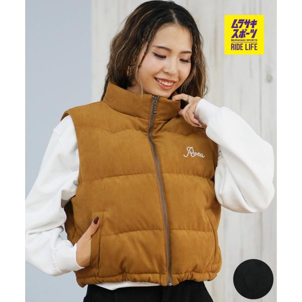 【トレンドのスエード素材で、秋冬大活躍のパフベスト】●新素材のフェイクスエードを使用したベストジャケット。●サイドに調節可能なアジャスターを備え、シルエットの調整が可能です。●ハイネックのシルエットが特徴で、軽量でありながら保温性に優れ、柔...