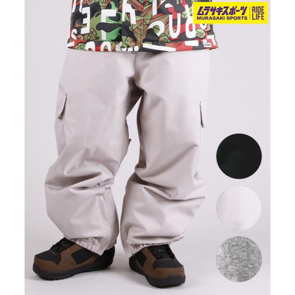 【YELJAM】イエロージャムのスノーボードウェア、パンツアクティブなライディングを支える高機能パンツ。耐水圧10,000mm・透湿性5,000g/m2の優れたスペックで、雪や湿気をブロックしつつ、ムレも軽減。ウエスト・ヘム・ストレッチゲー...