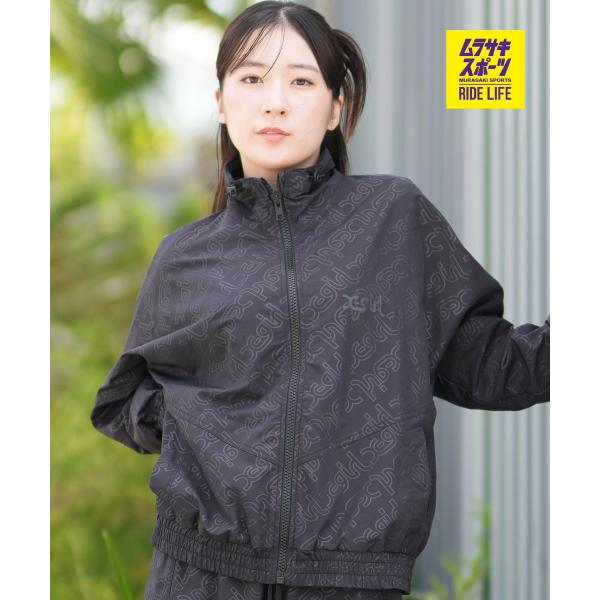 【カジュアルやストリート、トレンドの韓国スタイルにも合わせやすいベーシックな1着】●タッチ感が良く、天然素材ライクなオリジナル生地を採用。● 撥水、防風性に優れ、日焼けを抑制するUPF50＋を搭載し、クラシカルなエンボスのロゴプリントとシル...