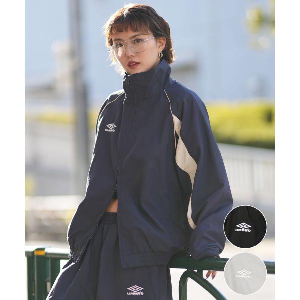 【英国初のフットボールブランド UMBRO と ムラサキスポーツとのコラボレーションアイテムが登場】→こちらの商品はムラサキスポーツ限定です。●去年、発売したムラサキスポーツ限定のトラックジャケットをモノトーン調にアップデート●バックとチェ...