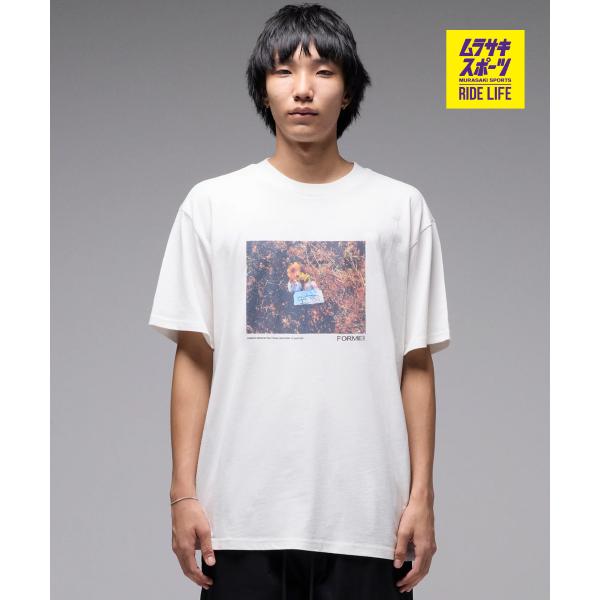 【大人のストリートシーンを演出する都会的なアイテム】●フロントプリントが目を惹く半袖Tシャツ。●程よくゆったりしたシルエットでどんなボトムスとも合わせやすい。●カジュアル、ストリート系や人気のヴィンテージライクな着こなしに活躍。●コーディネ...
