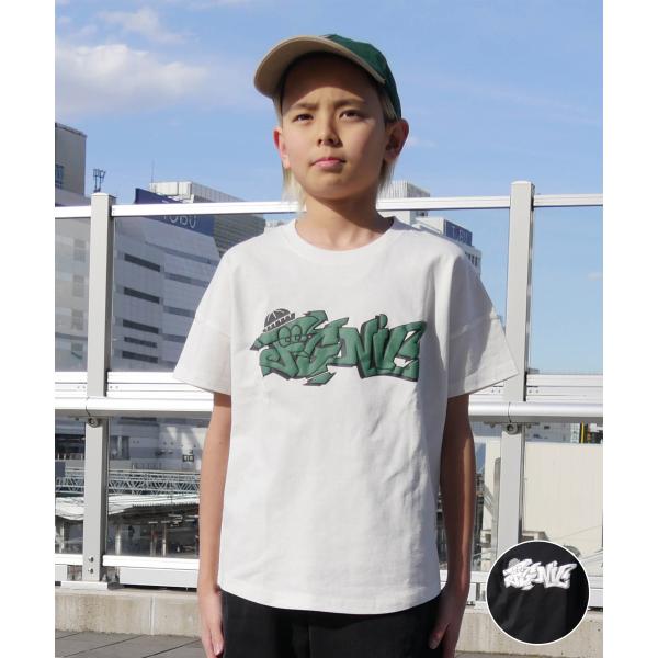 【オーバーサイズで流行コーデに取り入れやすい半袖Tシャツ】→こちらの商品はムラサキスポーツ限定商品です。●オリジナルのグラフィックが目を引く●胸元フロントにブランドロゴ●ダンスファッションにおすすめ!!●オーバーサイズ【FORGET NEV...