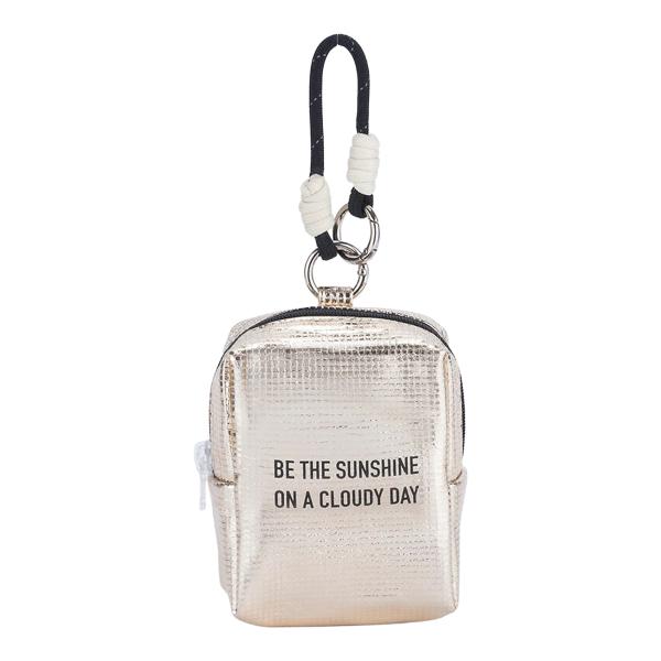 【コードカラビナ付きのアルミミニポーチ】●イヤフォンや薬など、小物を収納。●アルミサコッシュと組み合わせてバッグチャーム感覚で使用するのもおすすめです。≪商品詳細≫■素材■ポリエステル■サイズ目安■【FREE】幅：8.5cm　高さ11.3c...