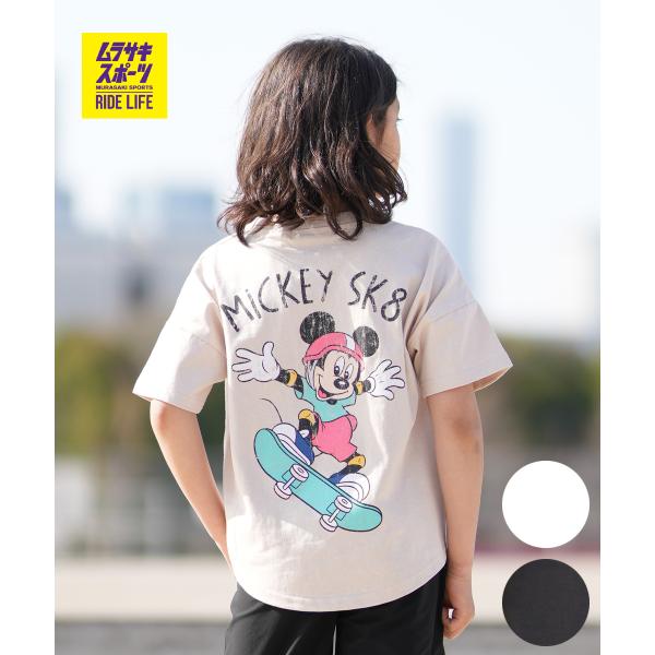 【カジュアルで遊び心のあるデザインが魅力の、キッズ向け半袖Tシャツです。】●Disneyコラボ。●ドロップショルダー/裾ラウンドシルエット●フロントはシンプルなロゴ、バックにはスケートボードに乗ったミッキーのポップなイラストを大胆にプリント...