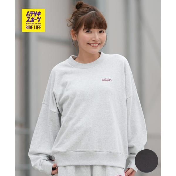 【クラシックなテニスシルエットにインスパイアされたこのスウェットシャツ】●刺繍グラフィック入りのカラーポップスウェットシャツ。●柔らかなフレンチテリー素材を使用し、ゆったりとしたフィット感で重ね着にも、一枚でリラックスした着こなしにも最適で...