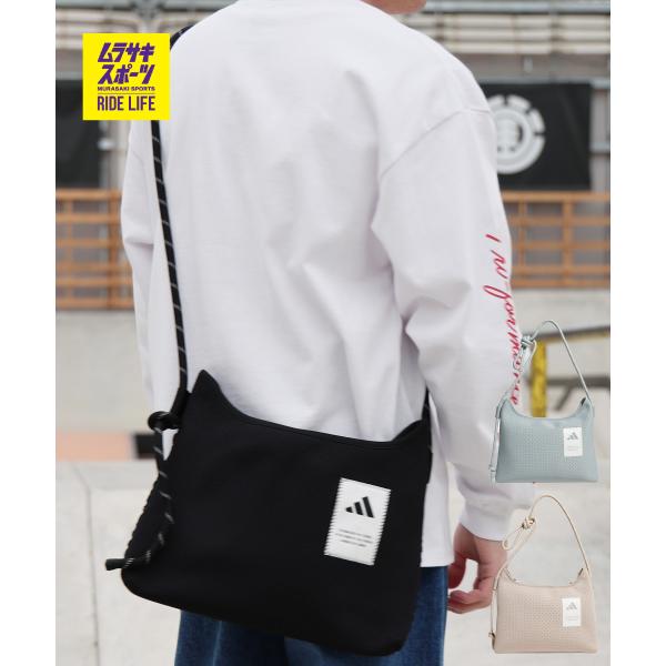 【シーズナルの素材を採用したデイリーに使用しやすい定番サコッシュ！】●機能性とファッション性の融合を求める人のためのデザイン。●ジップクロージャーで持ち物をしっかり守り、ポケットからアイテムを素早く取り出せるようになっている。●SSシーズン...