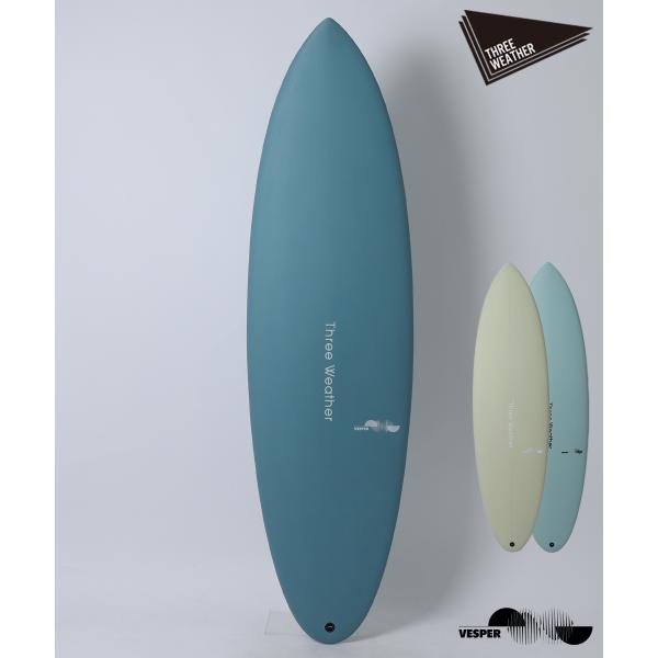 【THREE WEATHER】スリーウェザーのショートボード。週末の限られた時間でも、最高の1本を。週末サーファー（WEEKEND SURFER）のために設計された軽量ミッドレングスボード。限られた時間でも効率よく波を捉え、コンディションを...