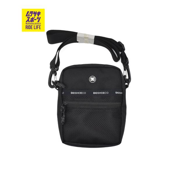 【リサイクルポリエステル(600D)を使用した2L容量のショルダーバッグ】●フロントにはDCスターロゴのPVCパッチとブランドロゴテープ、小物の収納に便利なジッパー付きメッシュポケットをレイアウト。●メインコンパートメントにはジッパー付きポ...