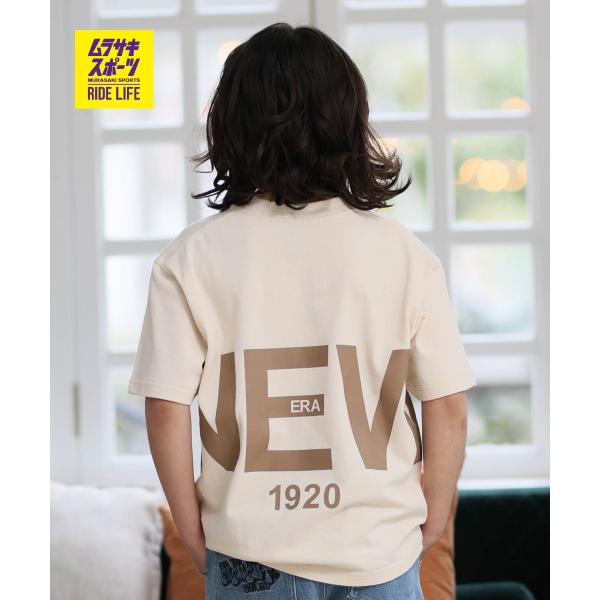 【大胆なバックロゴが目を引く、ストリート感あふれるTシャツ。】●シンプルなホワイトボディに大きなロゴプリントを施し、カジュアルスタイルをおしゃれに引き立てます。●背中いっぱいにあしらわれた「NEW ERA」ロゴがコーデのアクセントになるイン...