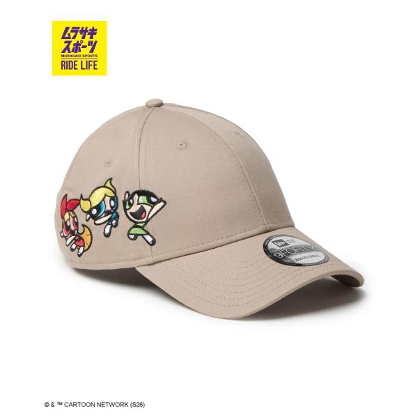 【カートゥーン ネットワークの大人気アニメ「パワーパフガールズ」とのコラボコレクション。】●キュートな幼稚園児のブロッサム、バブルス、バターカップの3人を、さまざまな見せ方で刺繍したキャップや、カモ柄を大胆にフロントに採用したキャップ、トレ...