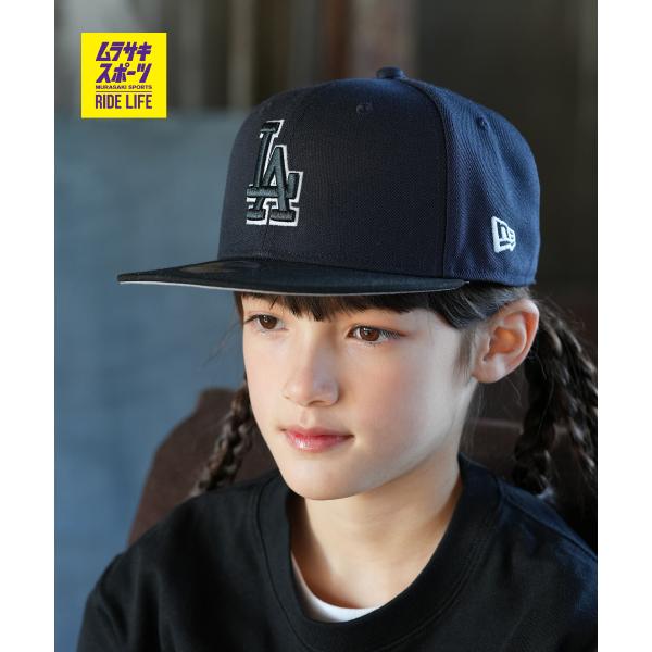 【暗闇でほんのり光る、夜も楽しいMLBキャップ。】●ナイトシーンをテーマにしたダークトーンのカラーカスタムで、スタイリッシュな印象に。●蓄光糸“グローホワイト”を使用し、暗い場所でほんのりと光る遊び心あるディテール。●アンダーバイザーにも“...