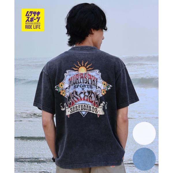 【LOST × ムラサキスポーツのコラボTEE。】●2000年代初頭のアーカイブグラフィックを採用し、当時の空気感を感じさせるヴィンテージサーフデザインに仕上げた1枚。●フロントはワンポイント、バックにはインパクトのあるグラフィックを大胆に...