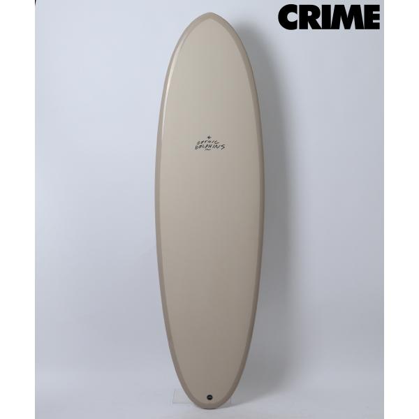【CRIME】クライムのサーフボードクラシックな曲線美を描くアウトラインに、現代的エッセンスを融合させたミッドレングス「GOTHIC DOLPHIN」が、2026年よりEPSハードボード仕様で登場。安定感あるボリュームとナチュラルなロッカー...