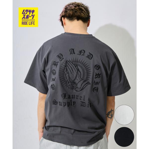 【ムラサキスポーツ限定/合掌刺繍Tシャツ】●フロントは小さめロゴ刺繍、背面には合掌の手と“ラッキー”を象徴するダイスを振り刺繍で描いた存在感ある1枚。●祈りのモチーフに、ライトなギャンブル感のあるサイコロを掛け合わせたデザインは、ストリート...
