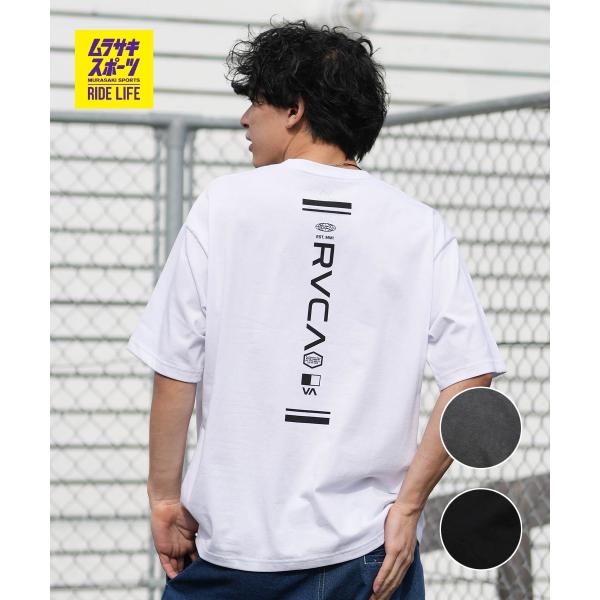 【縦ロゴデザインが際立つムラサキスポーツ限定グラフィックTシャツ】●背面に大胆に配置された縦ロゴが印象的な、ムラサキスポーツ限定のメンズTシャツ。●程よくゆとりのあるシルエットで、リラックスした着こなしが楽しめます。●ショーツやデニムと相性...