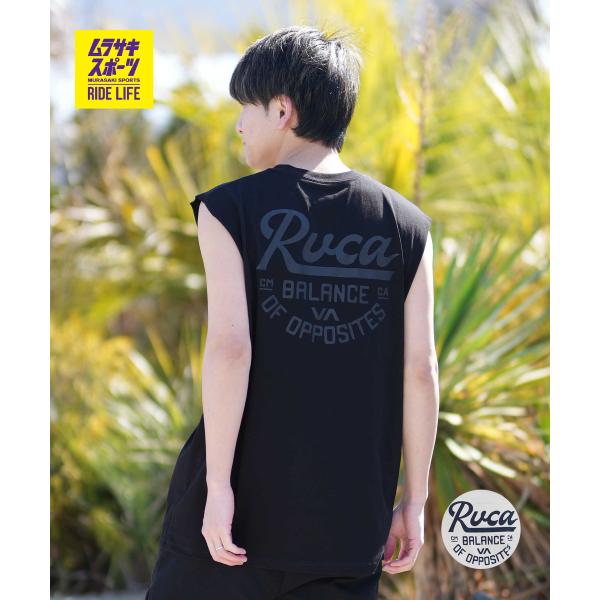 【背面ロゴが映える、夏スタイルに最適なノースリーブTシャツ】●背面に大胆なレタリングロゴをプリントした、RVCAらしいストリート感あふれるメンズノースリーブTシャツ。●肩まわりをすっきり見せるノースリーブ仕様で、春夏シーズンのカジュアルスタ...